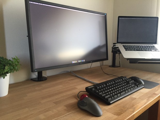 清潔感溢れるデスクへ。ノートPCや外部ディスプレイ用の「アームスタンド」をご紹介。 | YOKIZO.com